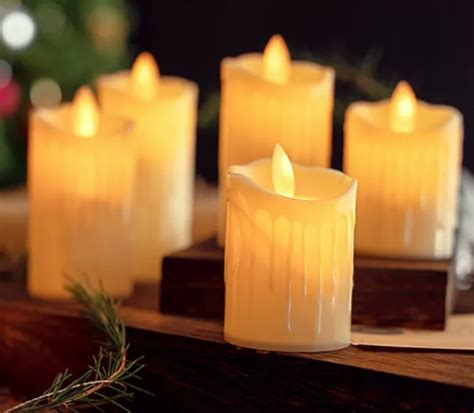 נר אחד עם נחילי שעווה דמוי אש להבה מרחפת