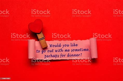 빨간색 종이 배경이 있는 찢어진 용지의 텍스트 라벨입니다 발렌타인 데이 컨셉 0명에 대한 스톡 사진 및 기타 이미지 0명 2월 공휴일 Istock