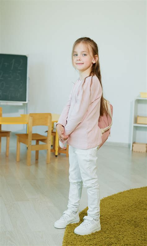 Niña Se Avergüenza De Su Nuevo Hermanastro Discapacitado Hasta Que Su Clase Lo Aplaude Cuando