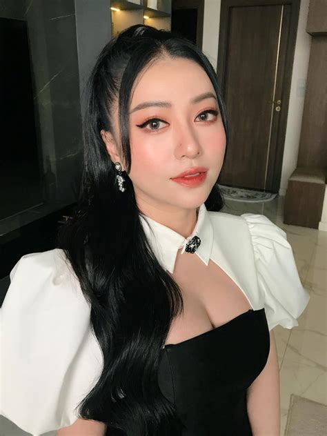 Mia Lys Instagram Twitter And Facebook On Idcrawl