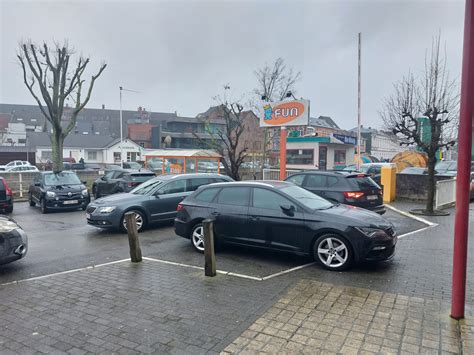Tot 50 Procent Korting En Wachtrijen Tot Op De Parking Bij Fun Maar Klanten Botsen Op Lege