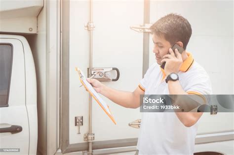 Conductor De Entrega Hablando Por Teléfono Y Camión De Carga Su Llamada