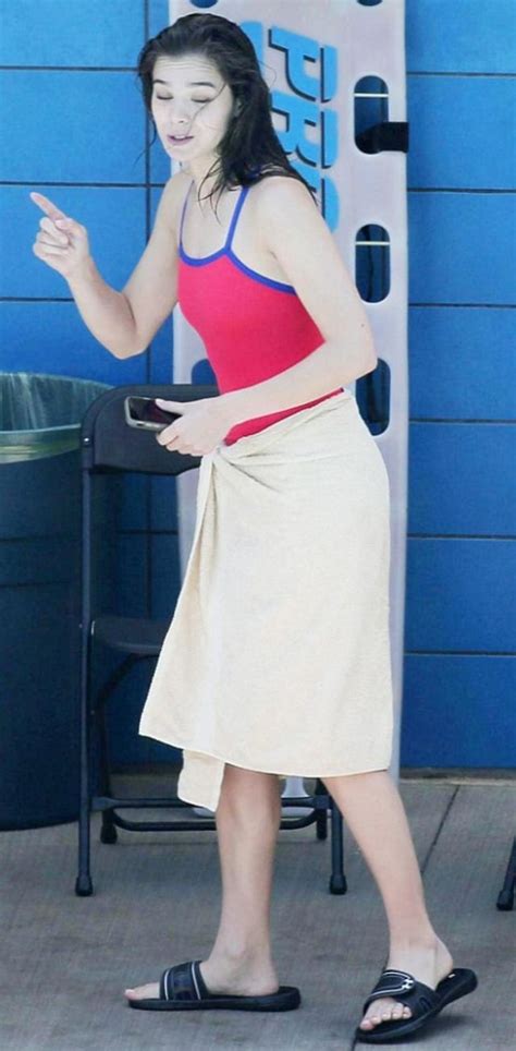 Hailee Steinfeld Rcelebsandals