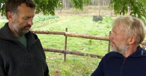 Farmen Finn Prøver å Begrave Stridsøksen Med Olav