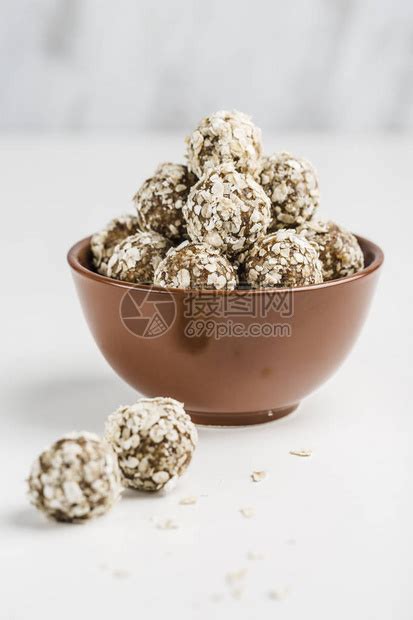 棕色杯中果子燕麦和日期的能量球高清图片下载 正版图片506107516 摄图网