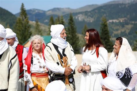 Veshjet Tradicionale Të Rugovës Detaje Që Si Keni Ditur Popullimk