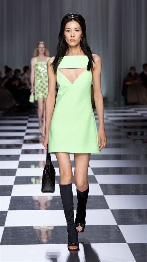 刘雯穿薄荷绿短裙走秀 化身复古俏芭比 搜狐大视野 搜狐新闻