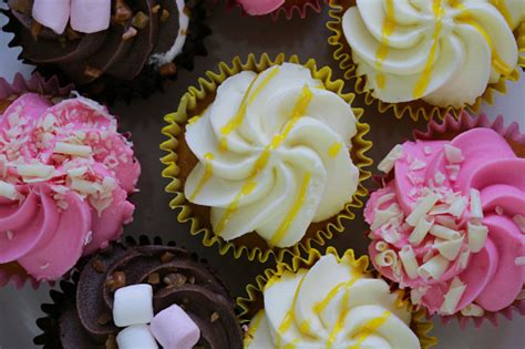 작은 수제 컵 케이크 미니 머핀 꽃 소용돌이 마시멜로 핑크 딸기 노란색 레몬 애프터눈 티 어린이 생일 파티 음식 뷔페라운드