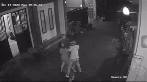 Viral Video Rekaman Cctv Pemuda Aniaya Dua Perempuan Di Depan Kos Di Malang
