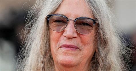 Patti Smith Calms Fans After Fainting Scare Im Doing Fine