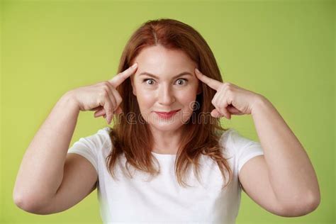 Mujer Juguetonamente Mirando Divertido Controlar Su Mente Boba