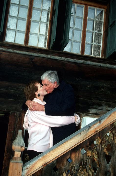Julie Andrews Husbands Everything To Know About Her 2 Marriages Lbbj
