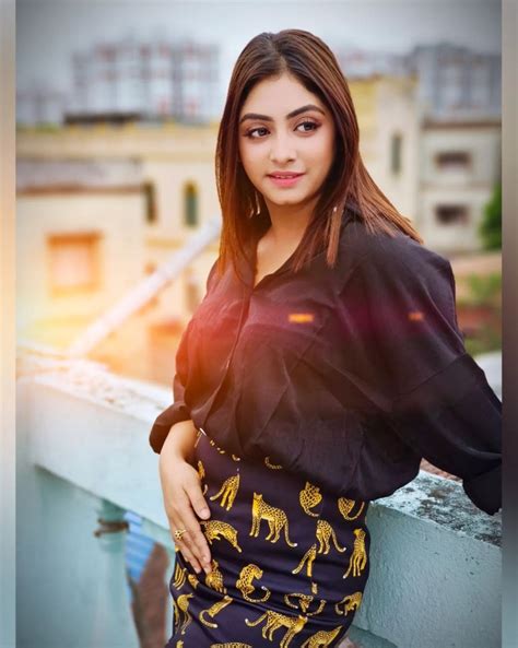 হট প্যান্টে দারুণ মানিয়েছে তিয়াসাকে নয়া লুক দেখে অবাক হবেন আপনিও Television Actress