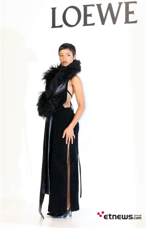 Et포토 테일러 러셀 힐 까지 내려오는 롱 스커트