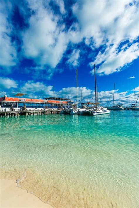 Escénica Playa Tortugas Con Marina Y Aguas Cristalinas Del Caribe Con Vistas A Playa Tortugas