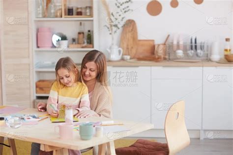 幸福母女可爱的独生子女家庭家庭父母母亲女人小的儿童素材 花瓣网