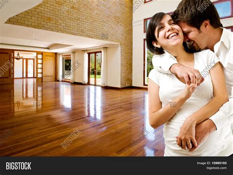 Imagen Y Foto Joven Pareja Feliz Prueba Gratis Bigstock