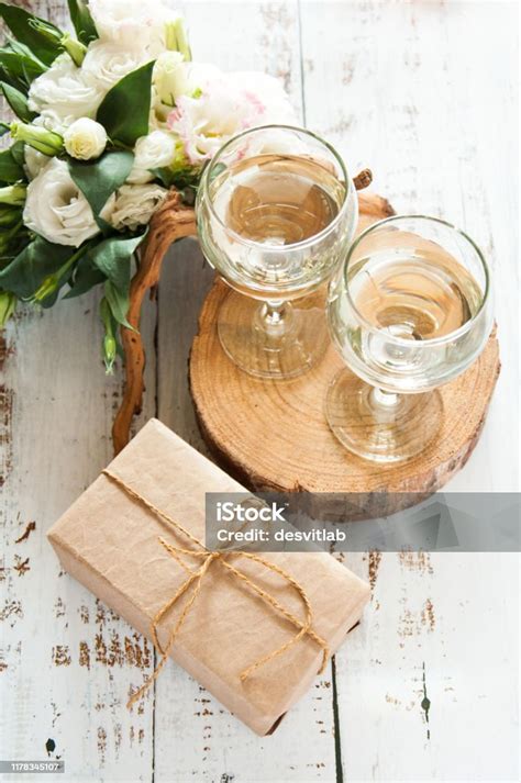꽃과 공예 선물의 꽃다발 흰색 소박한 나무 배경에 와인 안경 웨딩 테이블 인사말 카드입니다 결혼식 초대장 라이트 배경입니다 0명에 대한 스톡 사진 및 기타 이미지 Istock