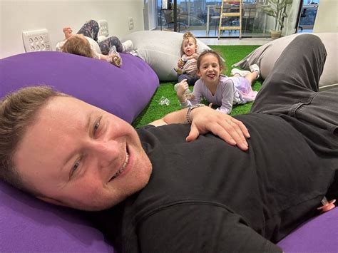 התקופה הזאת היא אחת התקופות המאתגרות ביותר שידעתי כאבא כמנכ״ל כבעל כפרסונה התמונה הזו הרגע