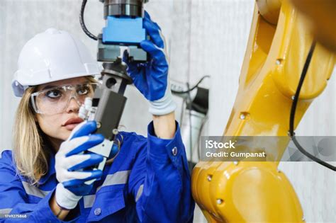 여성 자동화 기계 엔지니어 학생 연구 및 검사 제어 로봇 팔 기계 대학 또는 공장 작업장 Ai 로봇 기술 인더스트리 50 제조업의 새로운 혁신 트렌드 대학생에 대한 스톡