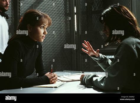 HALLE BERRY PENELOPE CRUZ GOTHIKA 2003 Stock Photo Alamy