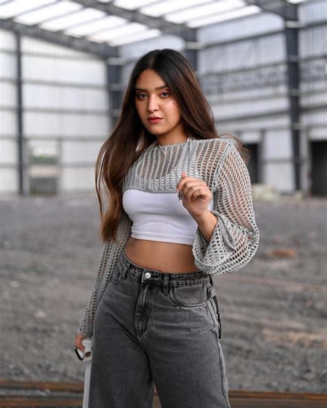 Disha Agarwal Hot Curvy Model Biography Height Net Worth Boyfriend