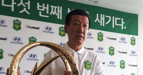 최강희 감독 내년에도 전북 이끈다더블에 도전