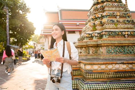 Linda Turista Em Turismo De Férias E Explorando A Cidade De Bangkok