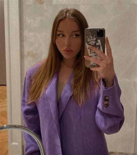 Ema Cepter U Haljini Koja Ne Otkriva Ništa A Ističe Sve