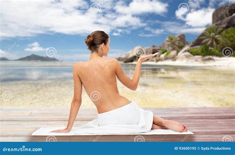 Mujer Hermosa En Toalla Con El Top Desnudo En La Playa Imagen De