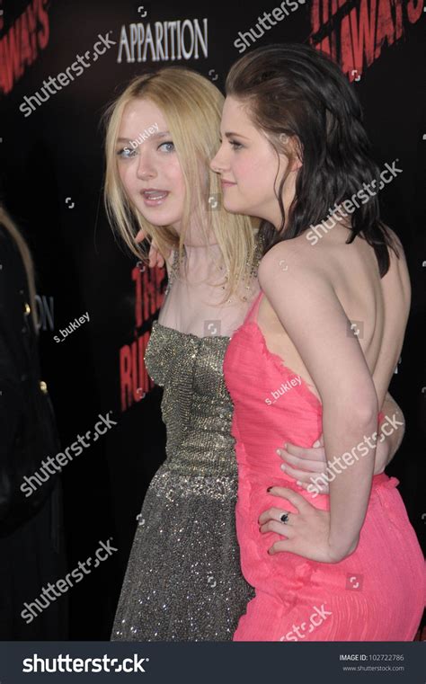 Kristen Stewart Dakota Avivando A Los Fugitivos
