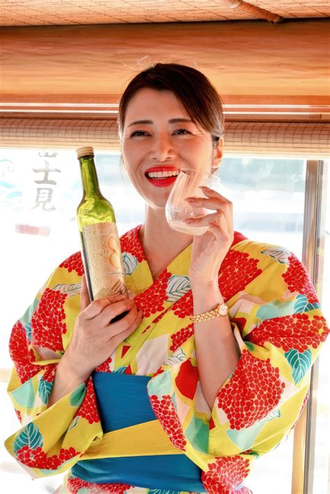 46岁北条麻妃近照，身材丰韵优雅迷人，居家卖萌少女感十足 知乎