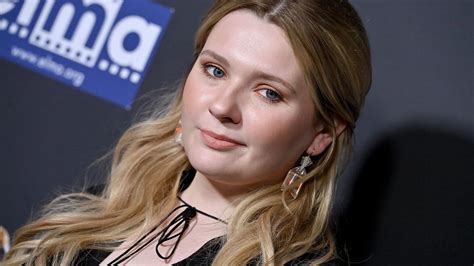 Abigail Breslin Measurements