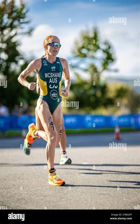 Charlotte Mcshane Running In Pontevedra In The 2023 World Triathlon
