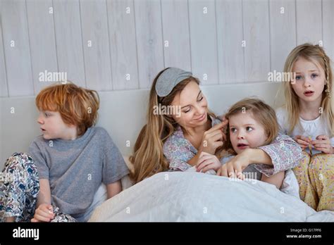 Madre Con Quattro Figli Immagini E Fotografie Stock Ad Alta Risoluzione