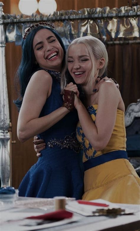 Actrices Dove Cameron And Sofia Carson