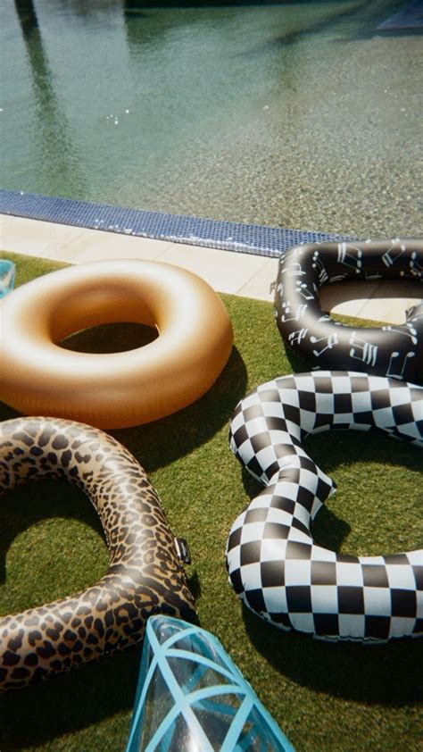 Kourtney Kardashian Shows Off Her Massive Pool And Incredible Sunset