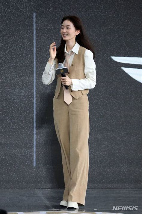 홍상수의 영화 물안에서 야외무대인사 하는 배우 김승윤