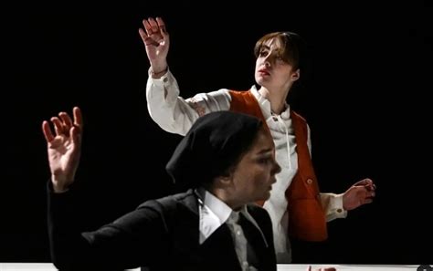 بیوگرافی الیکا ناصری و اداهای 20 سالگی اش ابرای یاغی شده تئاتر بازی کن و وروجک صحنه