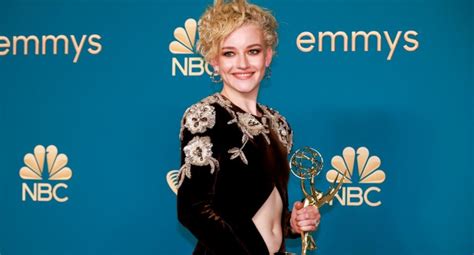 Julia Garner Reveals Stomach In Unique Emmys Dress Tgm Radio