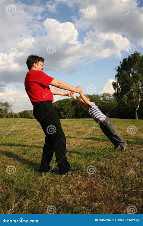 Fadern Roterar Sonen Bild Bild 946204