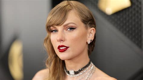 How Many Ear Piercings Does Taylor Swift Have