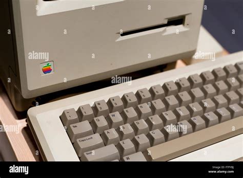 Apple Macintosh 128k Computer And Keyboard Circa 1984 Usa Stock