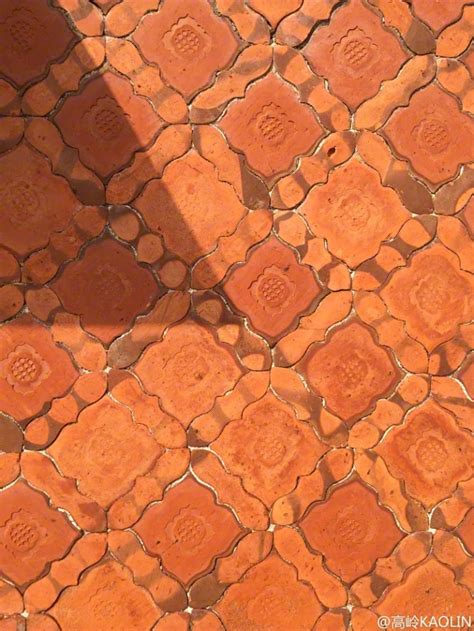 手工艺 红砖 Red Brick 大厝是福建闽南地区特有的建筑形式，尤以泉州及周边地区最为精彩。红砖是以粘土为原料混合捏练后以人工模具成型
