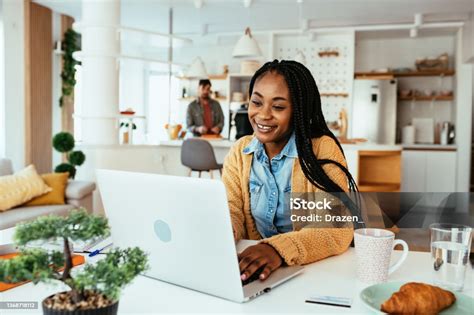 노트북에서 일하고 아침 식사를 위해 크루아상을 먹는 공포에 질린 아프리카 계 미국인 여성 20 24세에 대한 스톡 사진 및 기타 이미지 20 24세 25 29세 2명