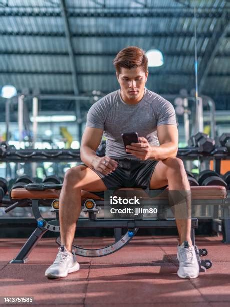 Pria Asia Yang Tampan Dan Berotot Menggunakan Dan Bermain Dengan