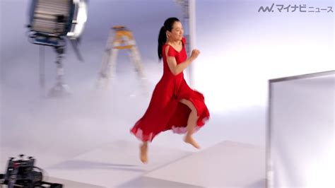 浅田真央、階段を軽やかに駆け上がる！フィギュアスケートを思わせる流麗な動きに注目 キューサイ『ひざサポートコラーゲン』新cm＆メイキング公開