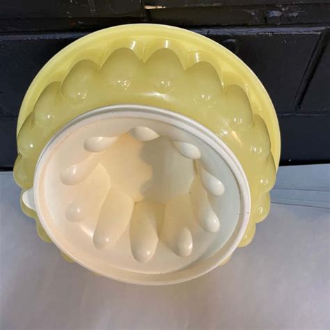 Tupperware Yellow Jelly Mould S