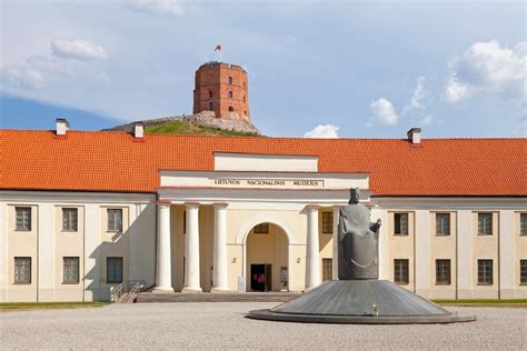 Premium Photo Statue Of King Mindaugas Of Lithuania In Vilnius