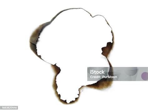 흰 종이에 구멍이 뚫려 있습니다 흰색 배경에 분리된 종이 조각에 탄 구멍 모음 흰색 바탕에 탄 종이 0명에 대한 스톡 사진 및 기타 이미지 Istock